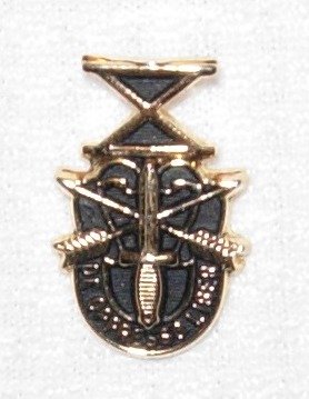 Do you have a favorite pocket square or lapel pin for your suit ...